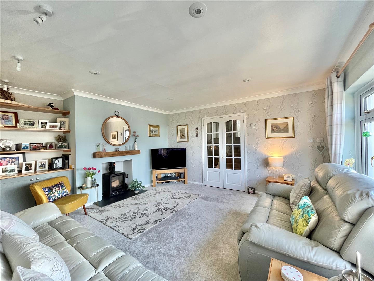 5 bedroom Detached House for sale in Gloucester