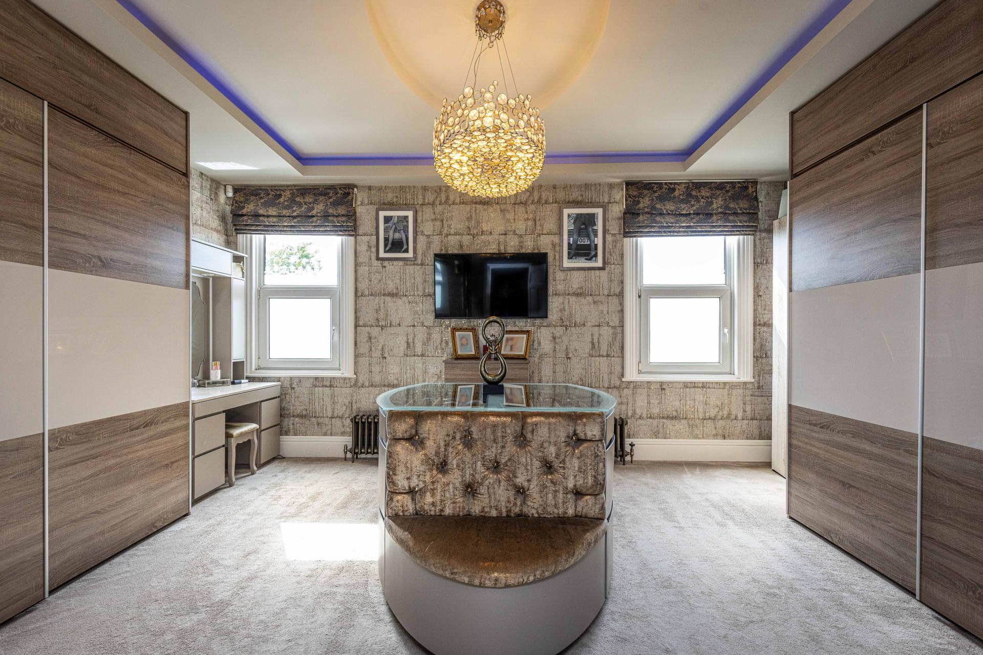Detached House for sale with 6 bedrooms, Skyfall, London Road | Fine ...